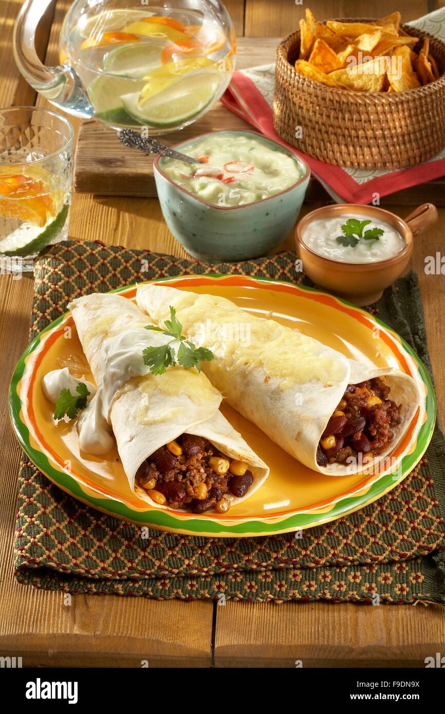 Chilli Con Carne in Tortilla Stock Photo - Alamy