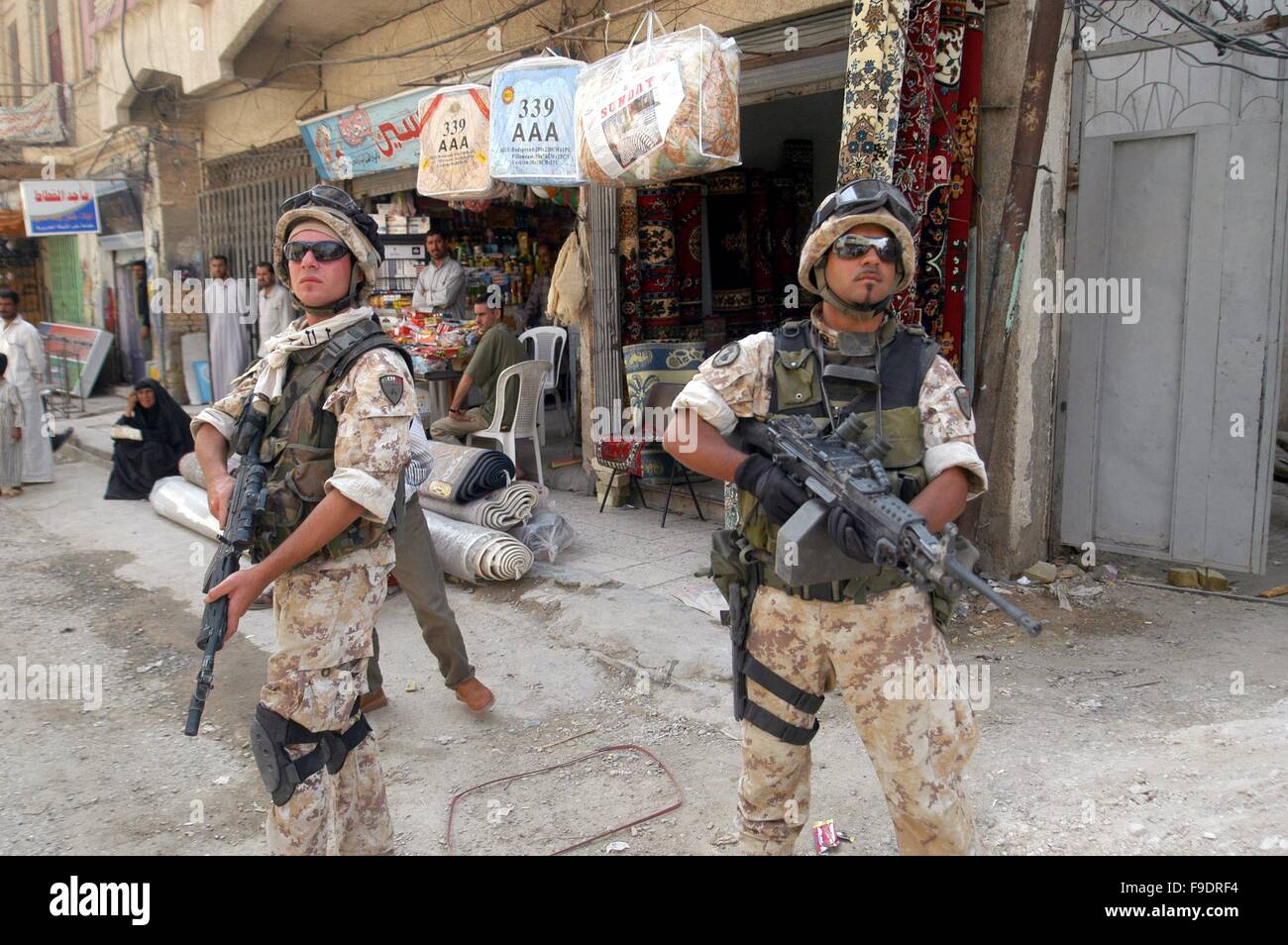 Italian military intervention in Iraq (10/2004) soldiers of the ...