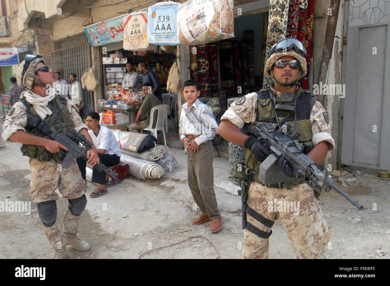 Italian military intervention in Iraq (10/2004) soldiers of the ...