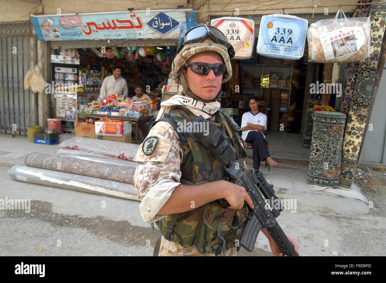 Italian military intervention in Iraq (10/2004) soldiers of the ...