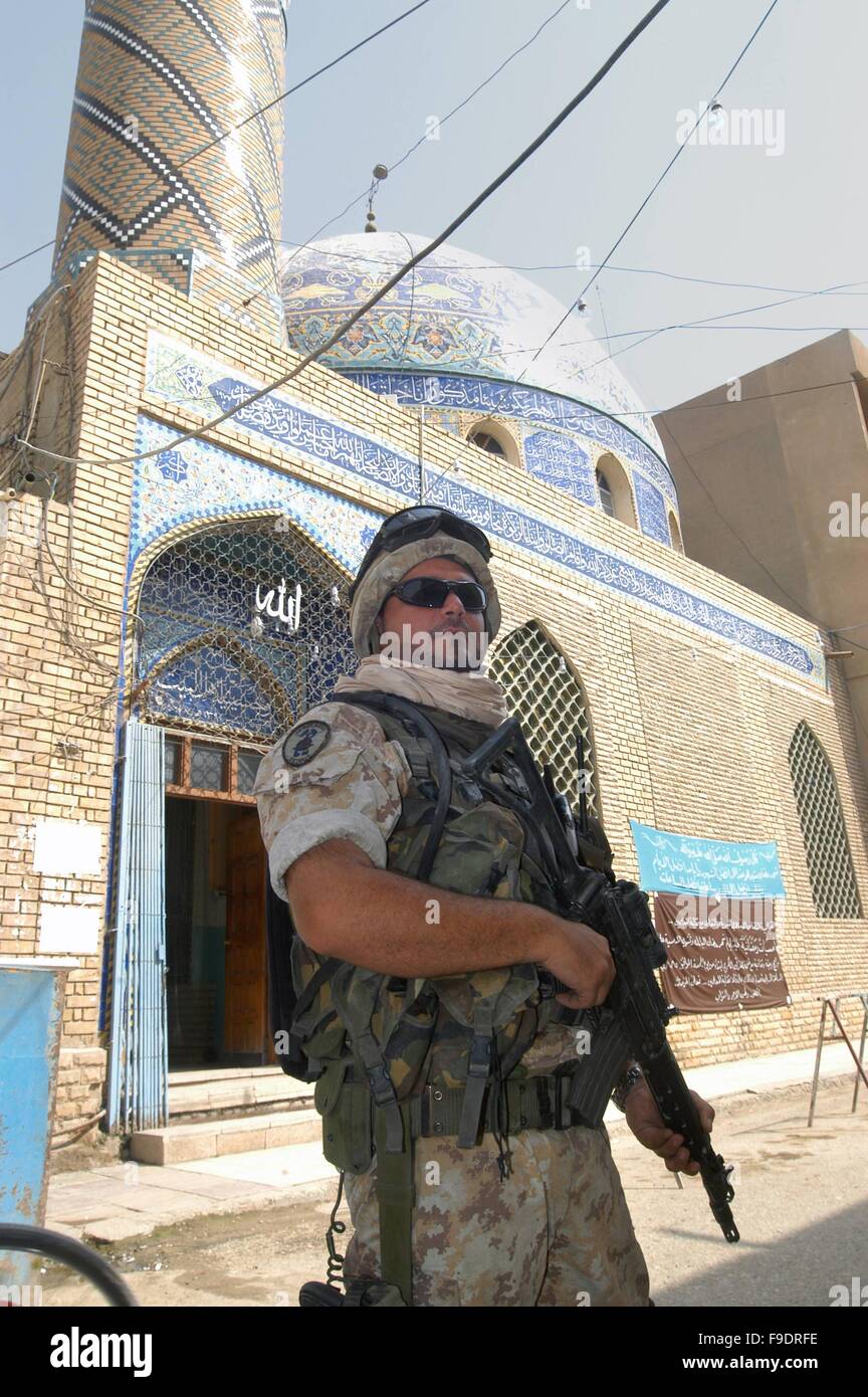 Italian military intervention in Iraq (10/2004) soldiers of the ...