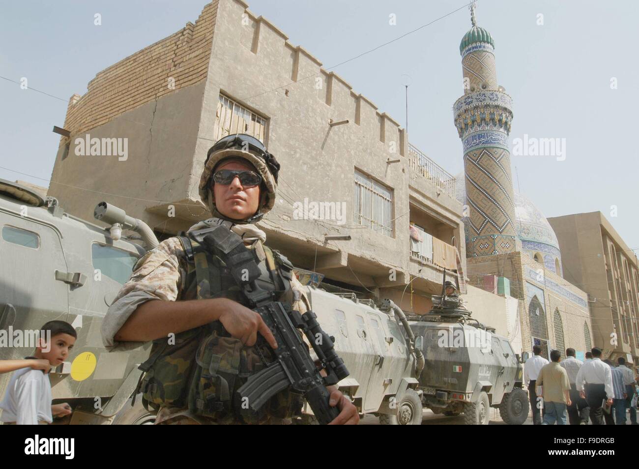 Italian military intervention in Iraq (10/2004) soldiers of the ...