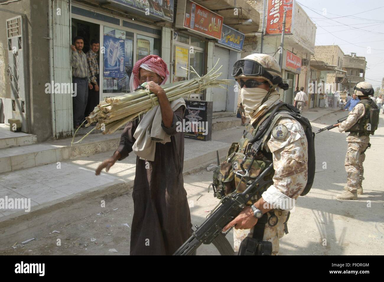 Italian military intervention in Iraq (10/2004) soldiers of the ...