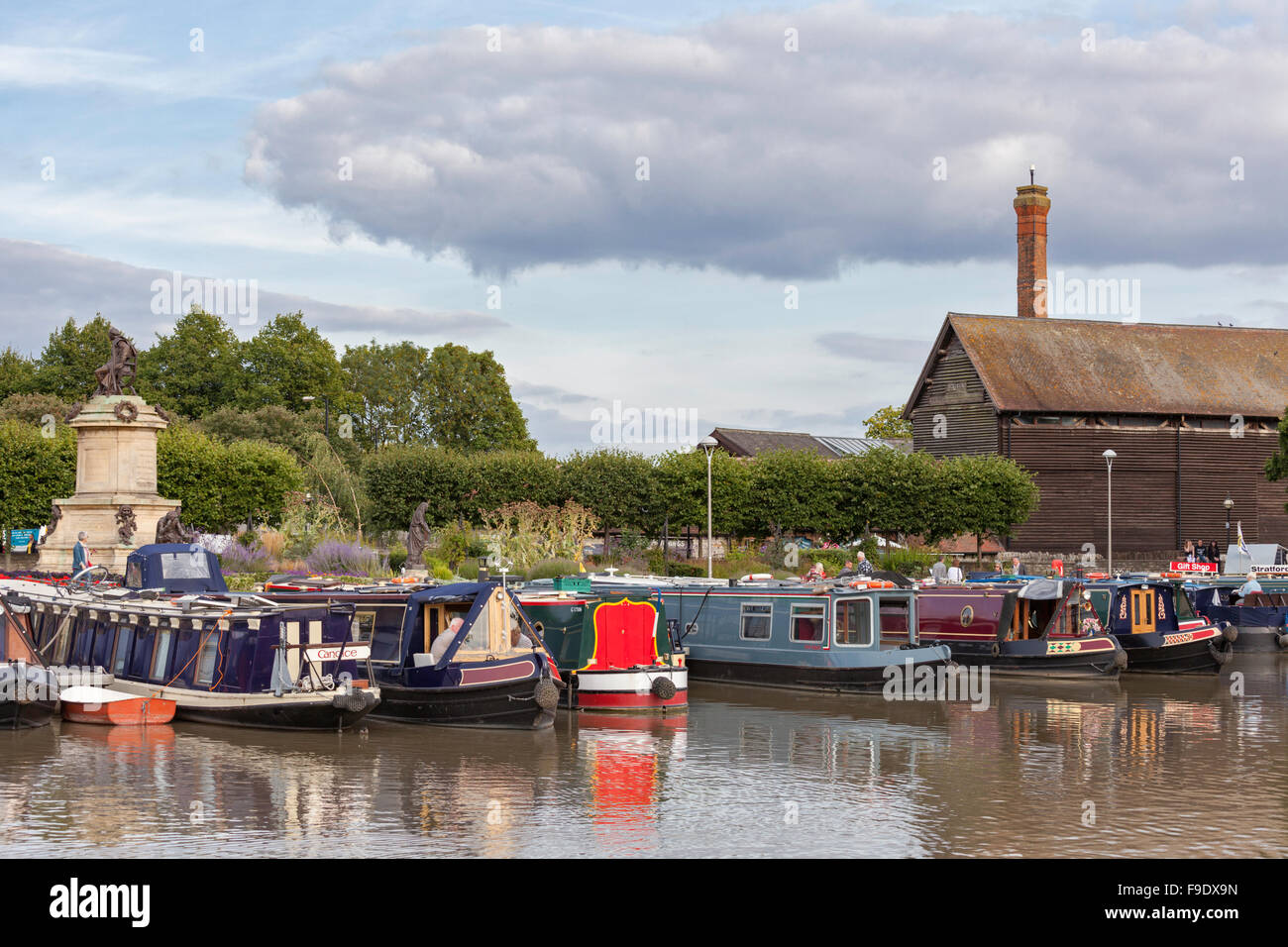 Evening light over Bancroft Basin, Stratford upon Avon Canal, Stratford ...