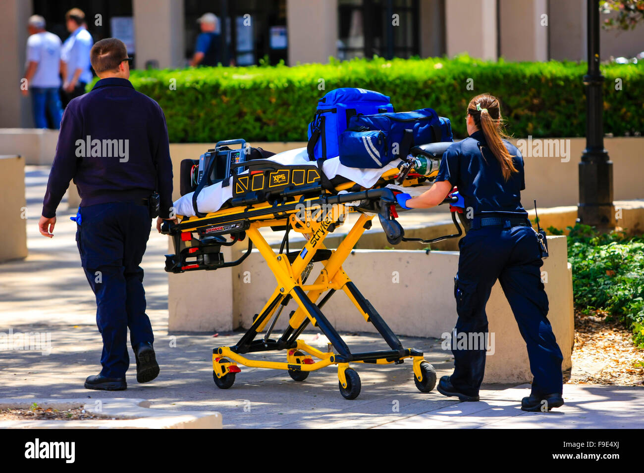 Paramedics hi-res stock photography and images - Alamy