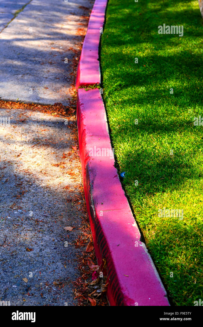 Red curbstone hi-res stock photography and images - Alamy