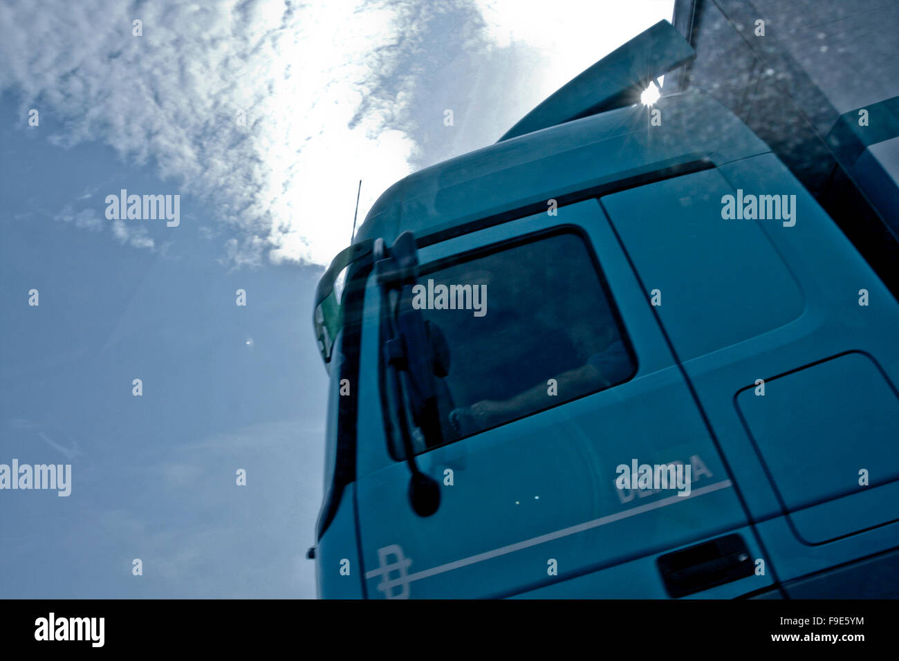 1 blue lorry hi-res stock photography and images - Alamy