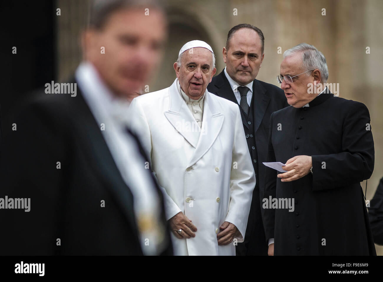 Sign of peace at catholic mass hi-res stock photography and images - Alamy