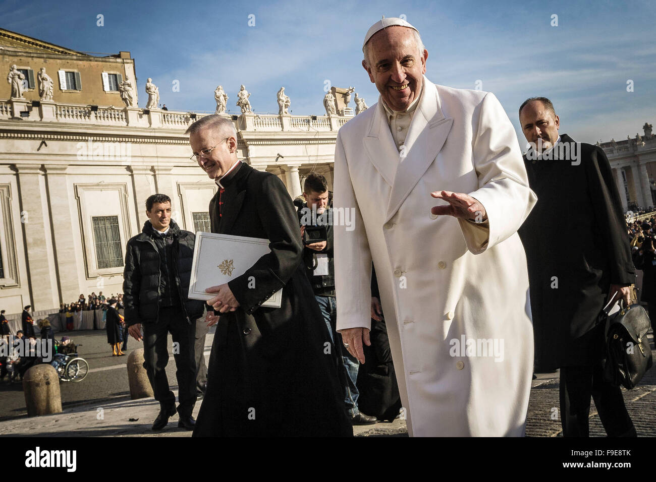 Sign of peace at catholic mass hi-res stock photography and images - Alamy