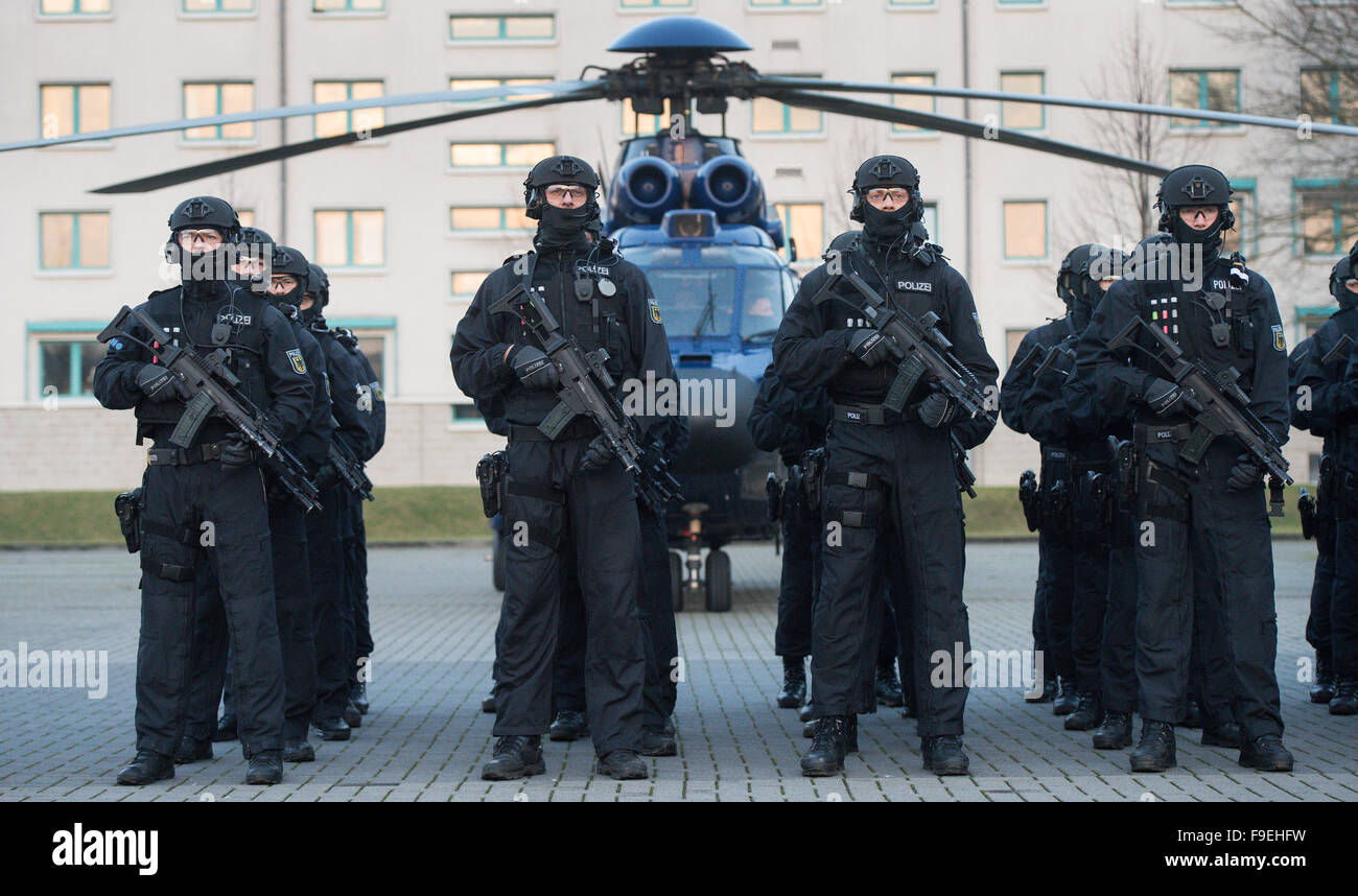 Ahrensfelde, Germany. 16th Dec, 2015. Members of the new unit "BFE " of ...