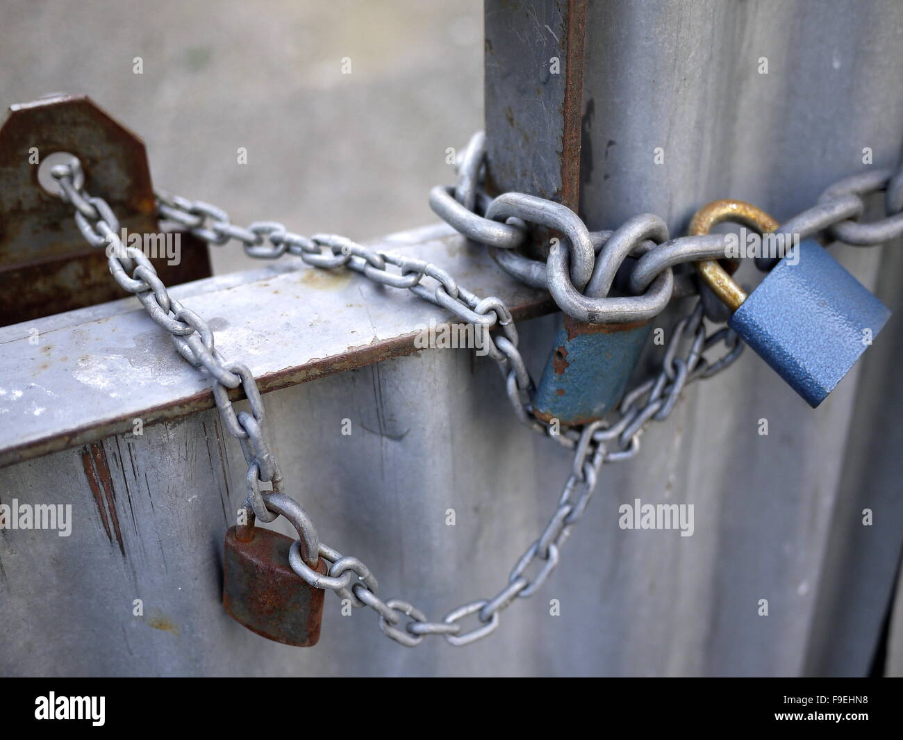 Chains and locks hi-res stock photography and images - Alamy