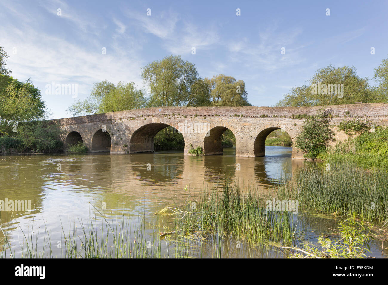 Old english stone bridge hi-res stock photography and images - Alamy