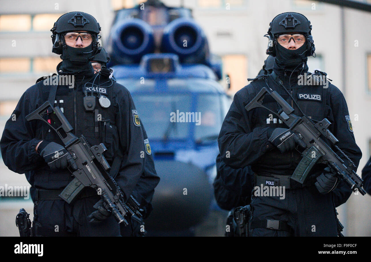 Ahrensfelde, Germany. 16th Dec, 2015. Members of the new unit "BFE " of ...
