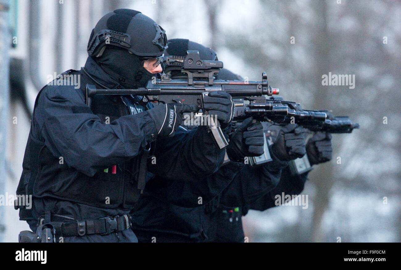 Ahrensfelde, Germany. 16th Dec, 2015. Members of the new unit "BFE " of ...