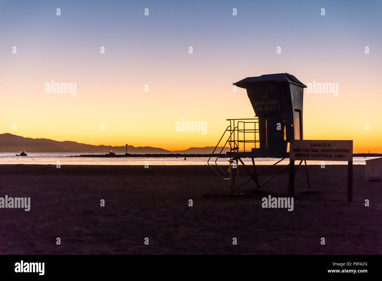 Lifeguard tower silhouette hi-res stock photography and images - Alamy