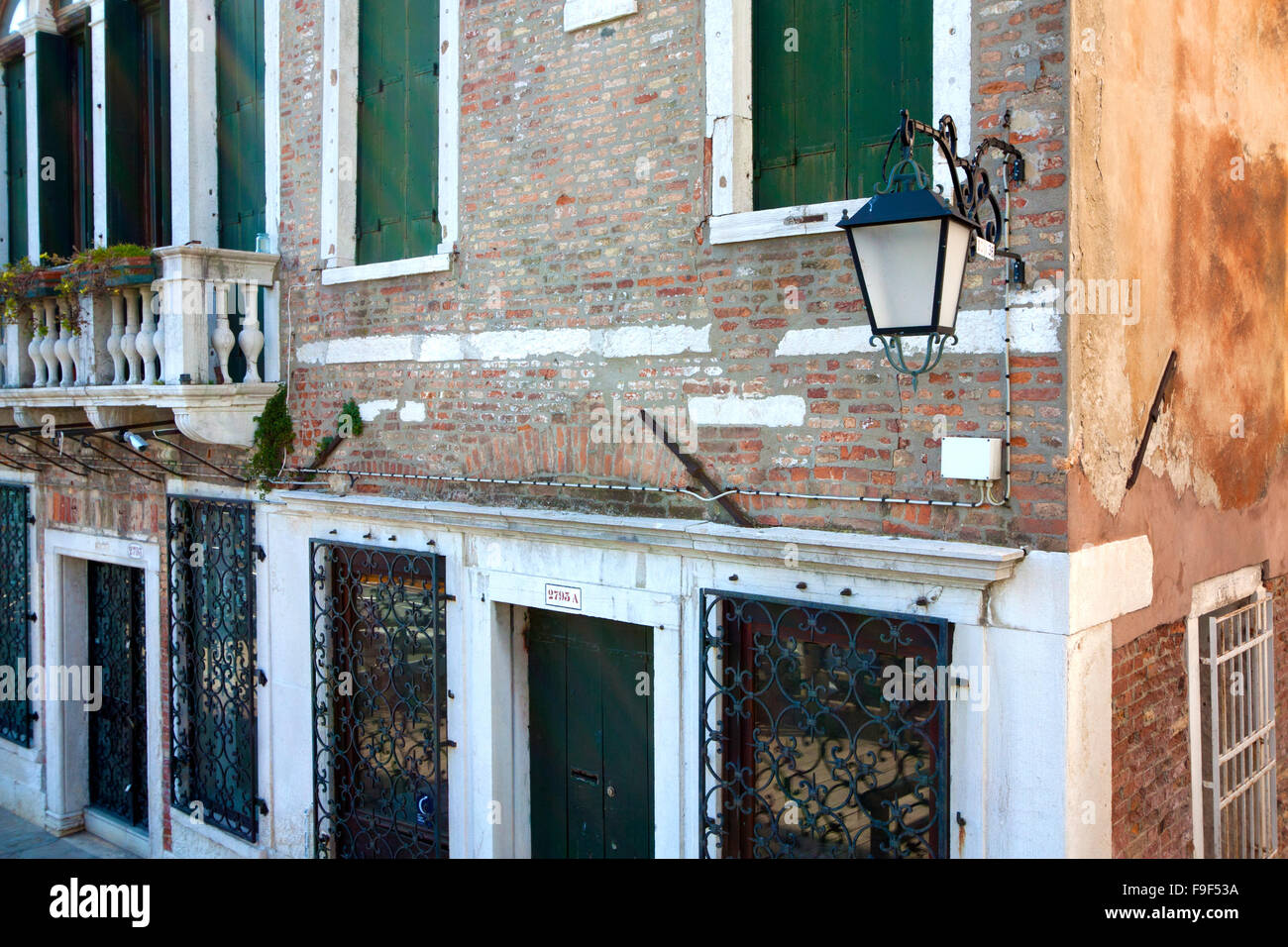 Street light brick hi-res stock photography and images - Alamy