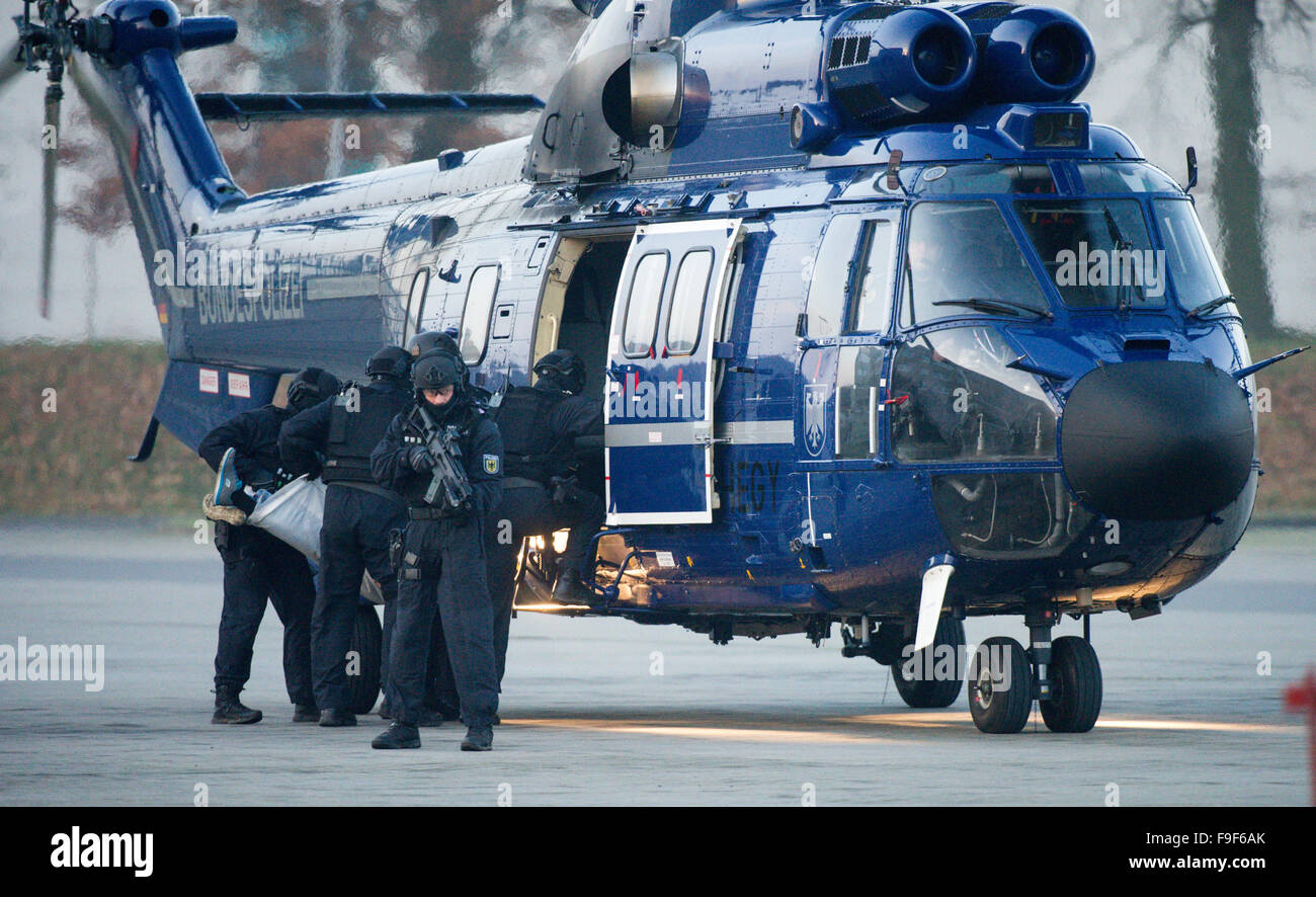 Ahrensfelde, Germany. 16th Dec, 2015. Members of the new unit "BFE " of ...