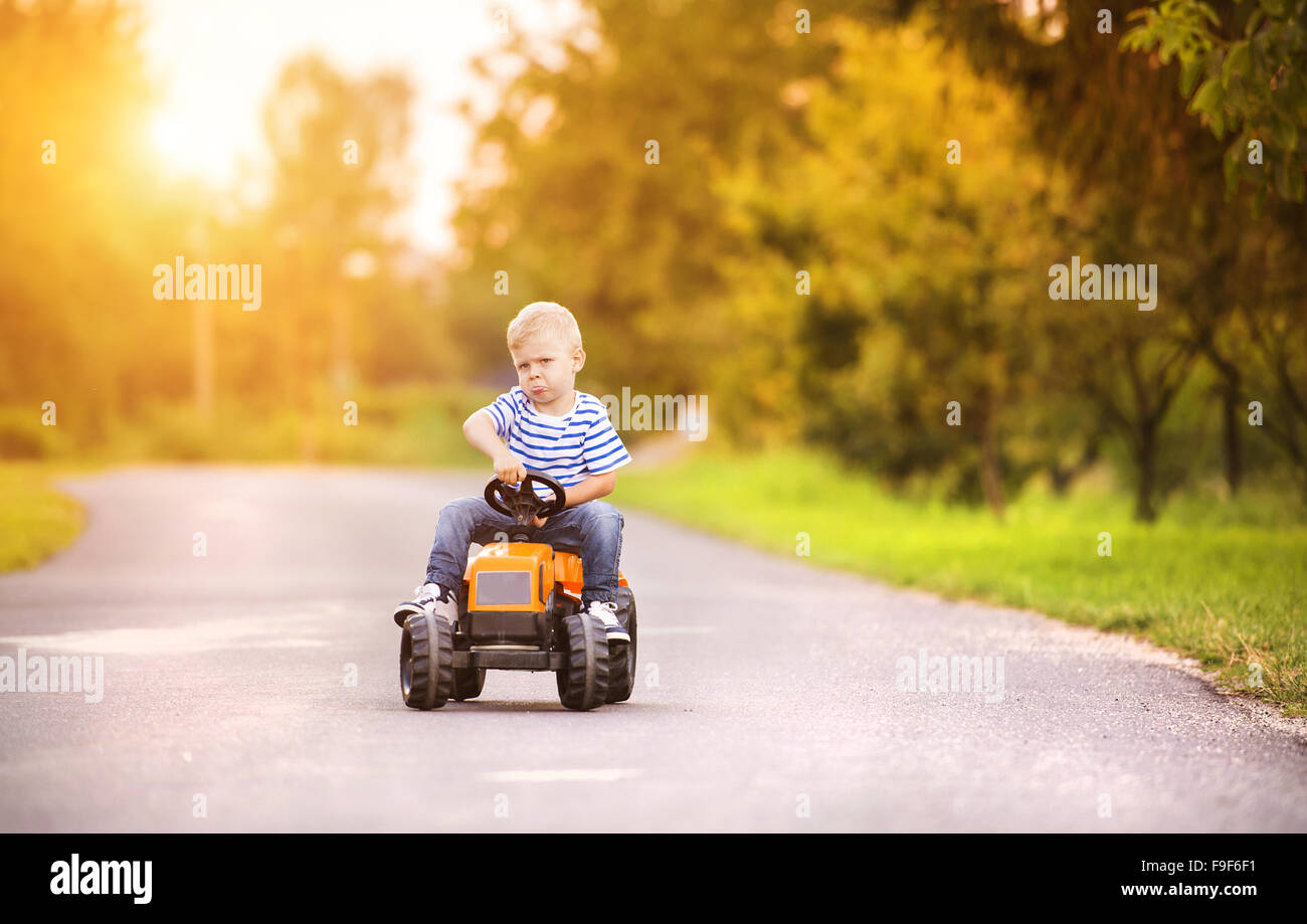 Cute kids playing outside hi-res stock photography and images - Alamy