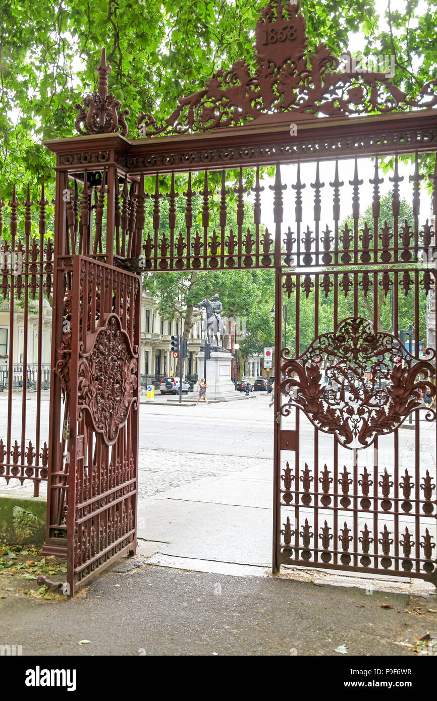 Kensington palace gardens hi-res stock photography and images - Alamy