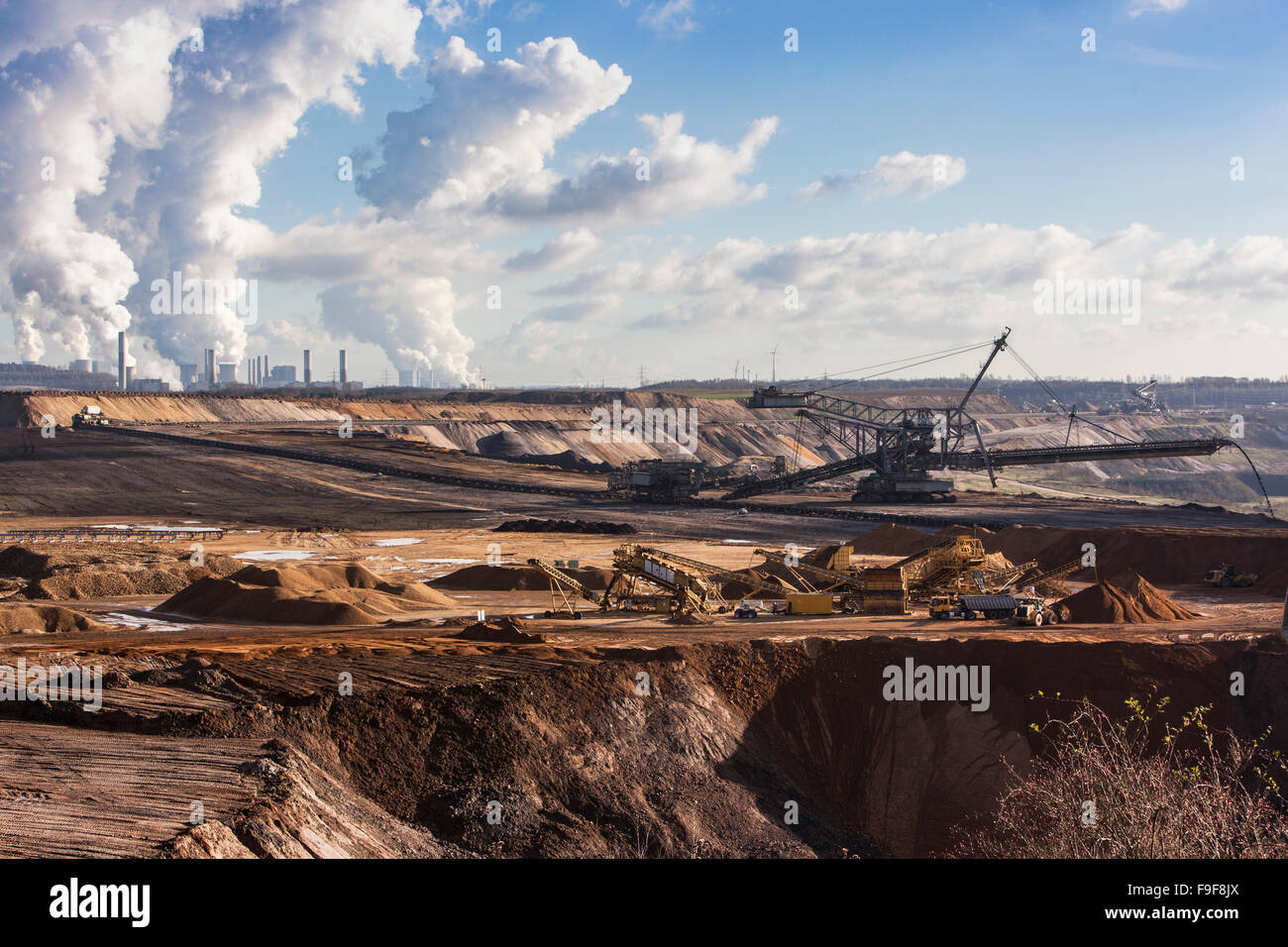 Brown coal mine Garzweiler and power plants Stock Photo - Alamy