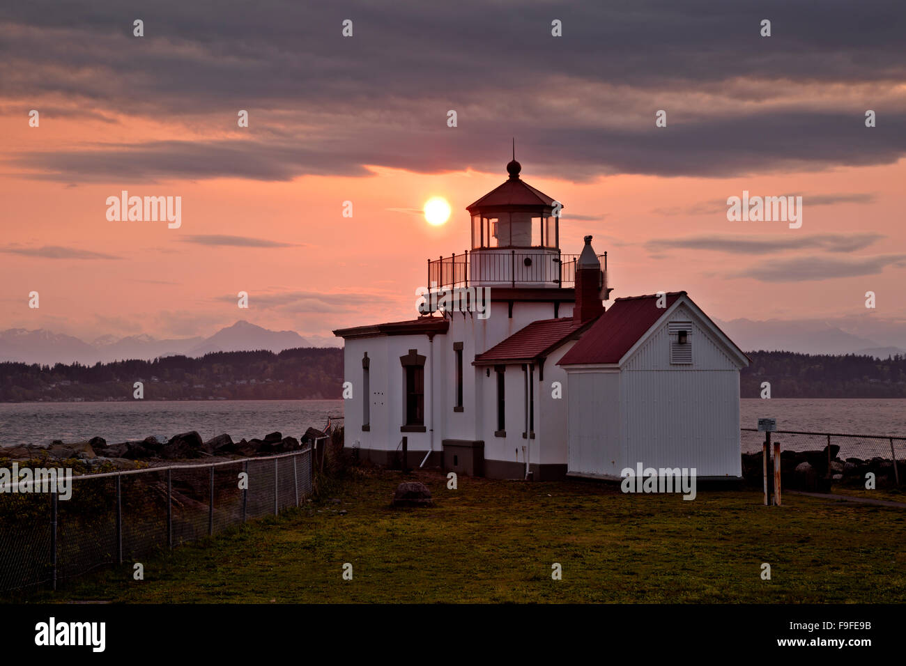 WASHINGTON - The sun over the Puget Sound before descending behind the ...