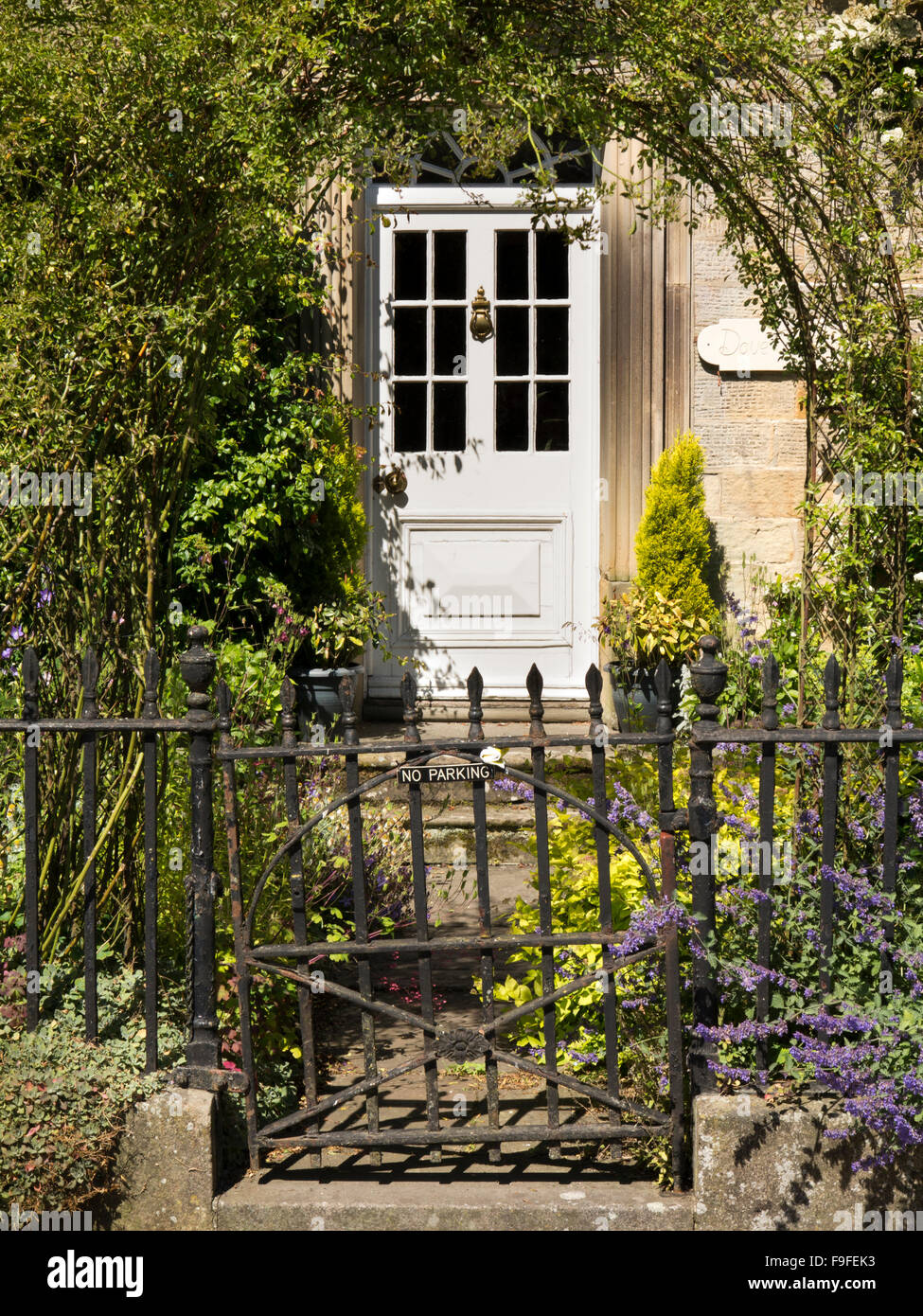 Old iron gates hi-res stock photography and images - Alamy