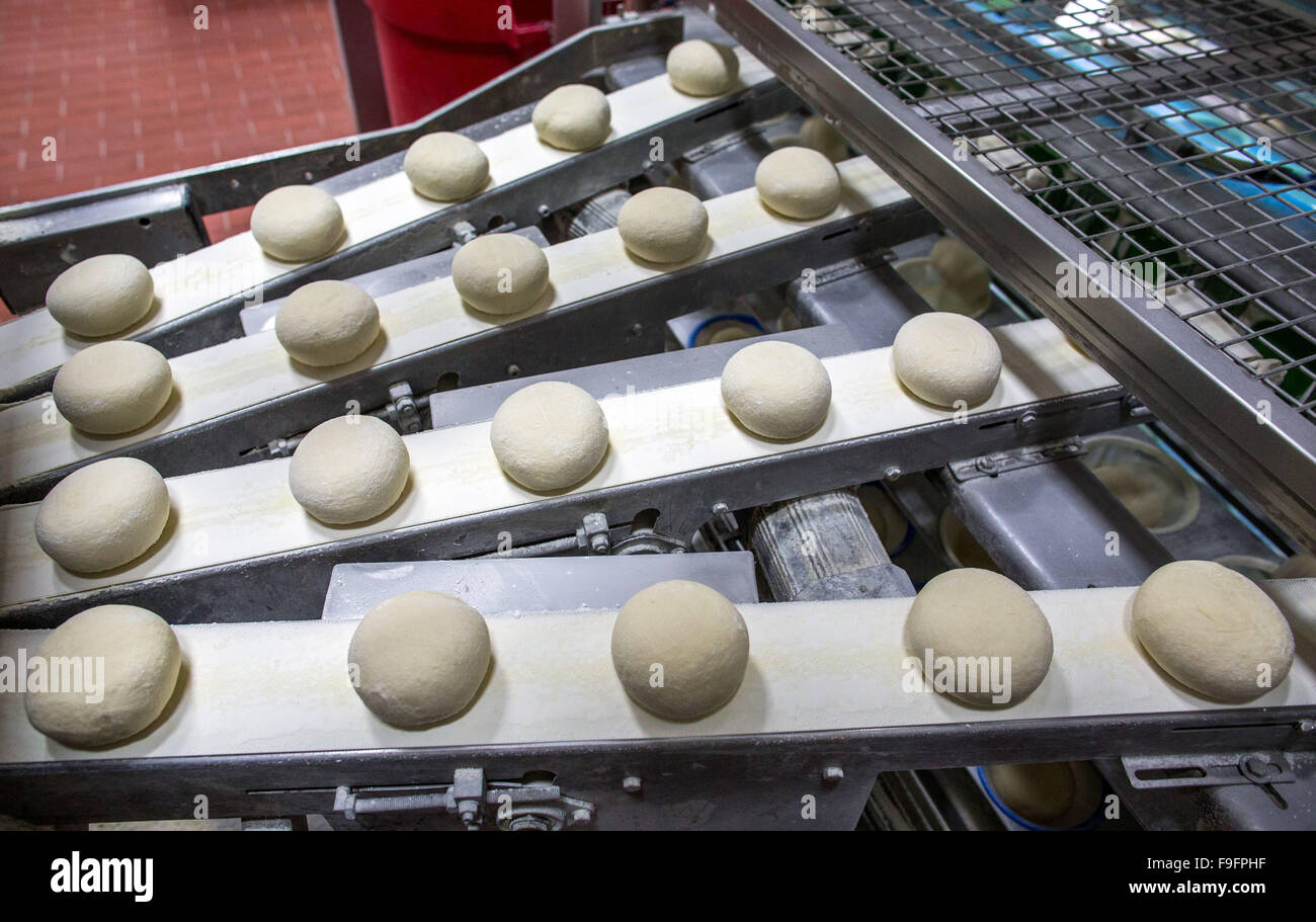 Food Production Line Pizza Stock Photos & Food Production Line Pizza ...