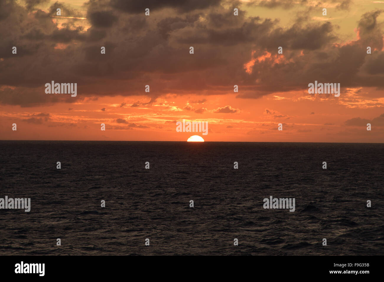 Red sky at sun set hi-res stock photography and images - Alamy