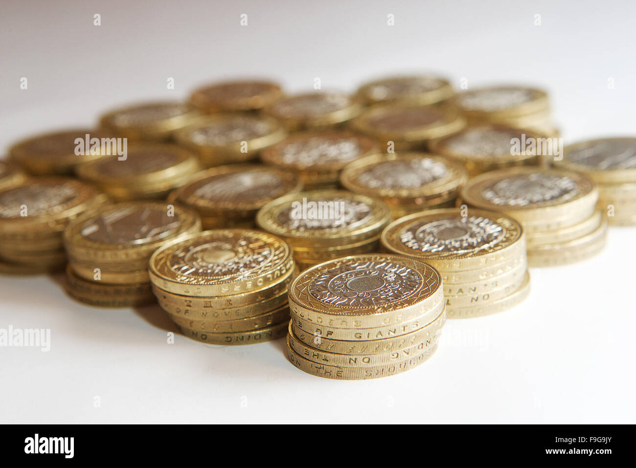 Pile of UK £2 coins stacking in £10 piles Stock Photo - Alamy