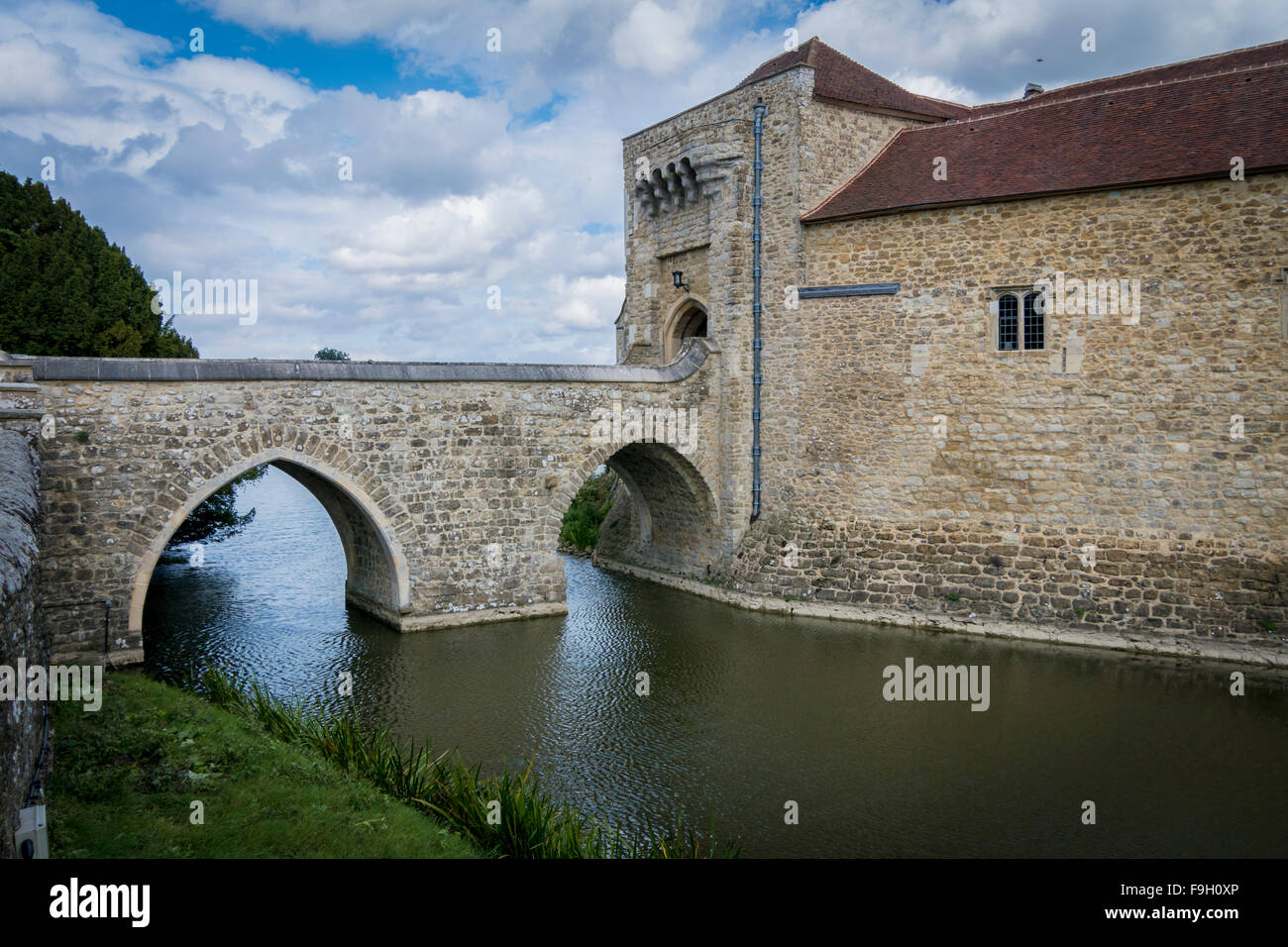 View of the gatehouse and bridge of Leeds Castle, Kent, UK Stock Photo ...