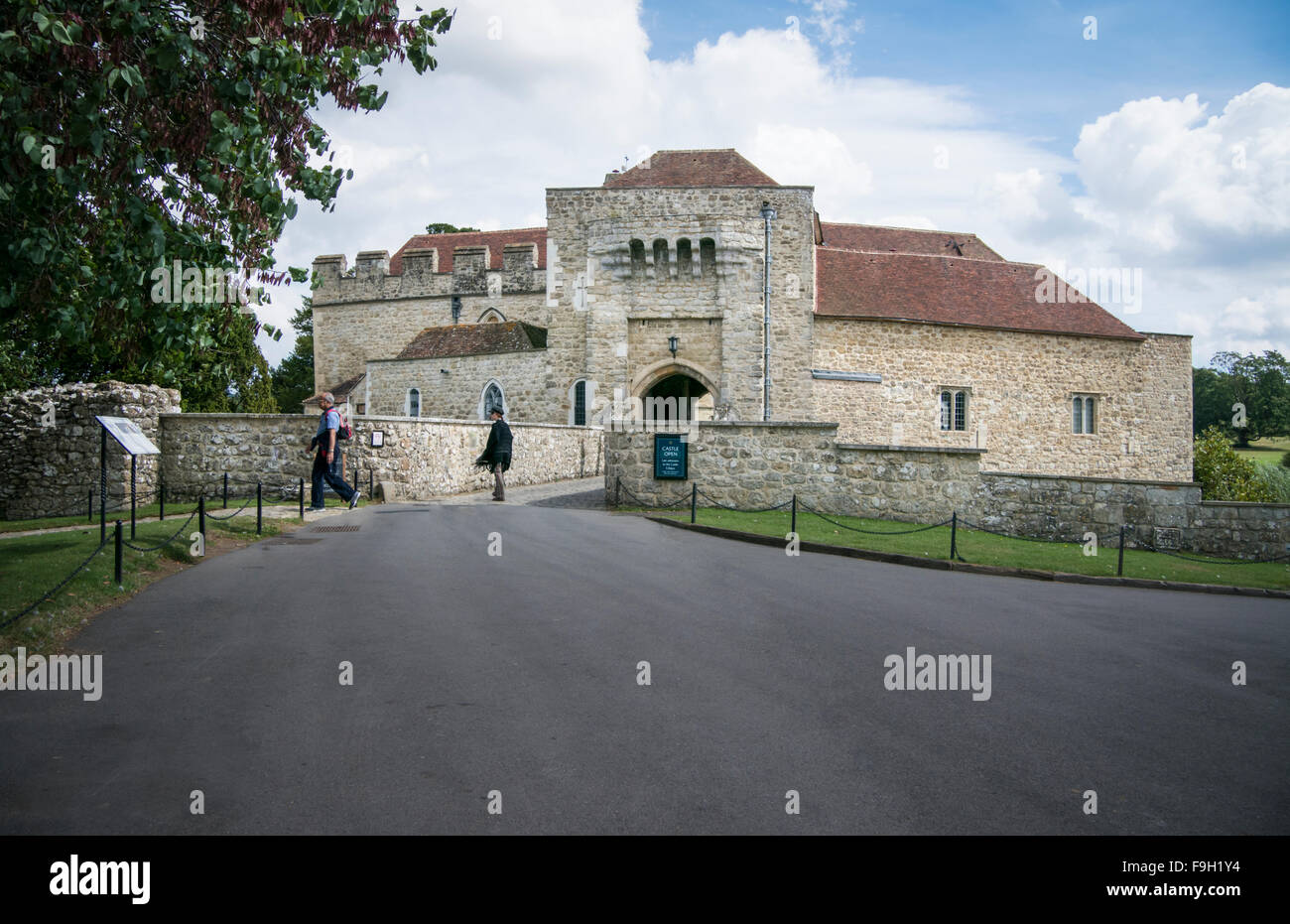 Leeds castle entrance hi-res stock photography and images - Alamy