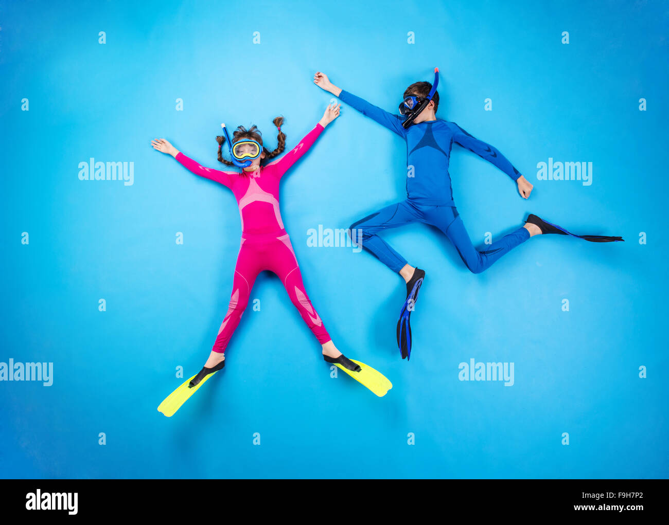 Children diving hi-res stock photography and images - Alamy