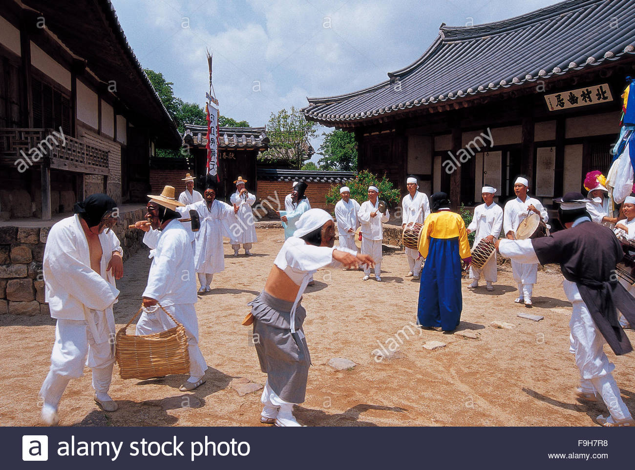 Traditional Korean Mask Dance Stock Photos & Traditional Korean Mask ...