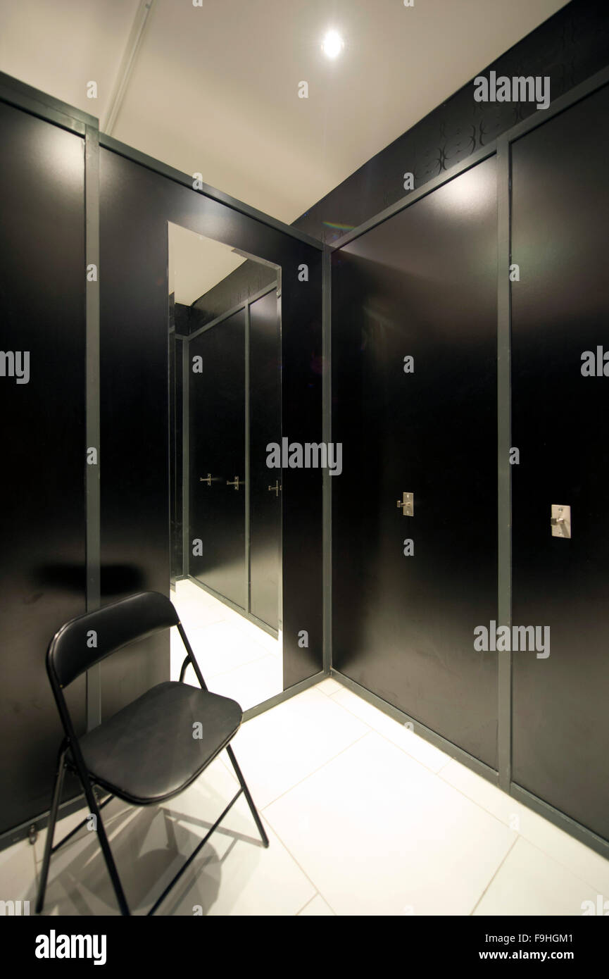 Empty fitting room Stock Photo - Alamy