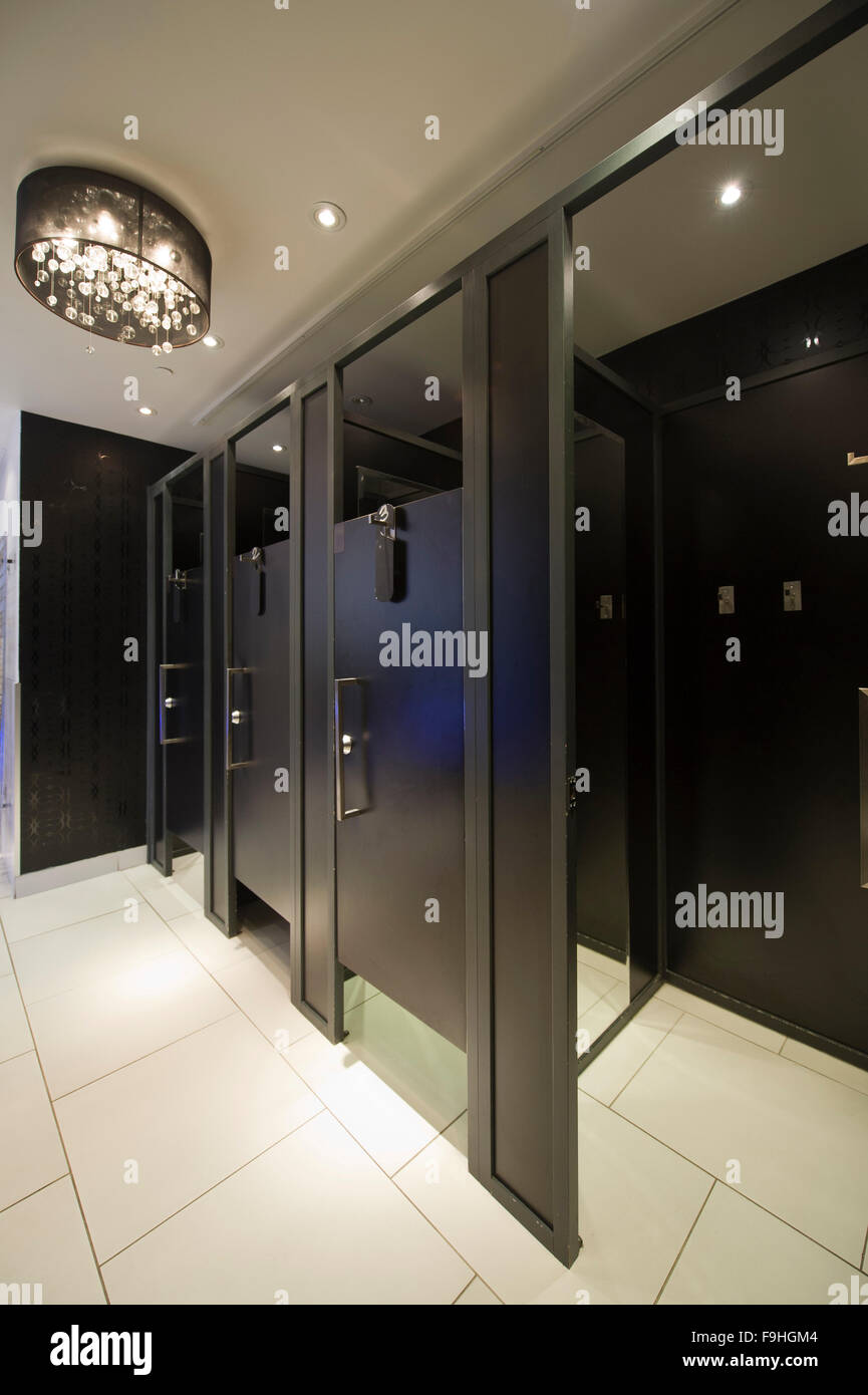 Empty fitting room Stock Photo - Alamy