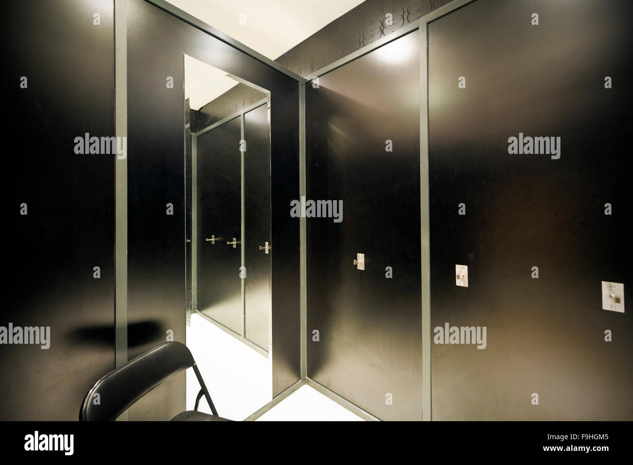 Mall fitting room hi-res stock photography and images - Alamy
