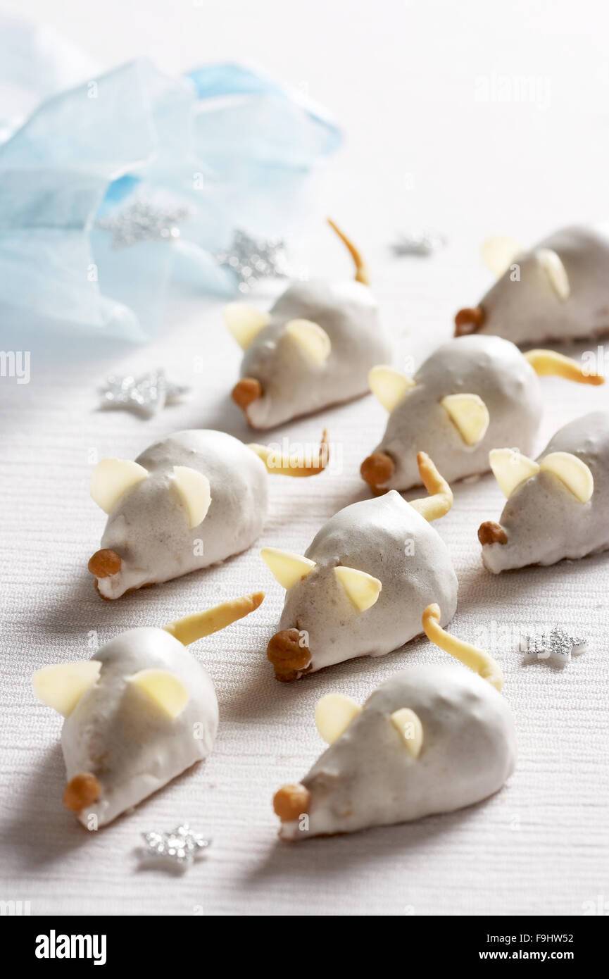 White chocolate mice hi-res stock photography and images - Alamy