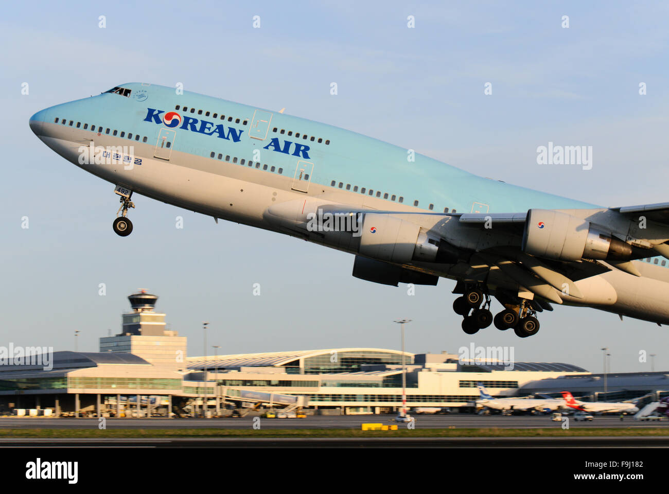 Korean airlines boeing 747 hi-res stock photography and images - Alamy