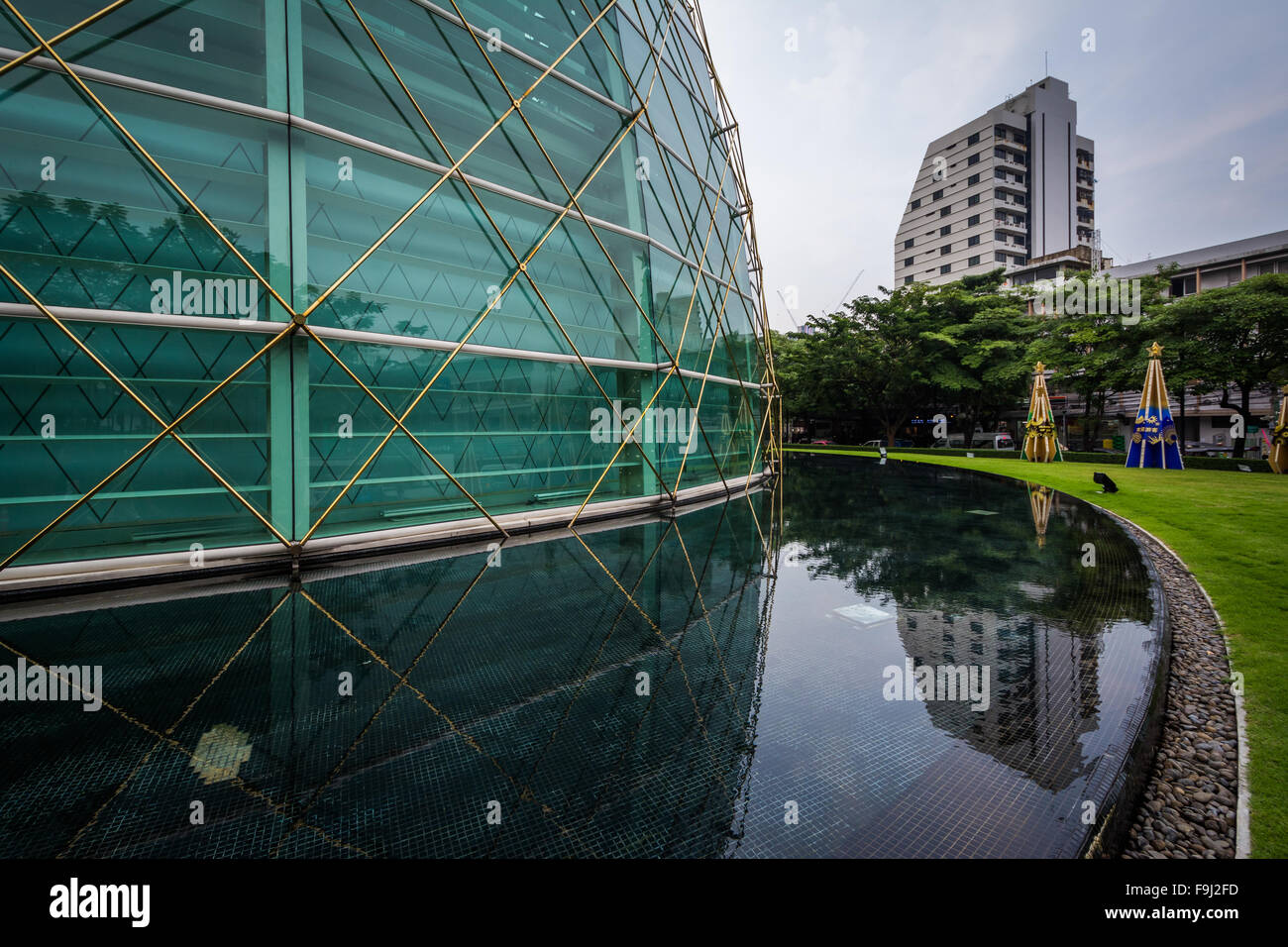 Round glass building hi-res stock photography and images - Alamy