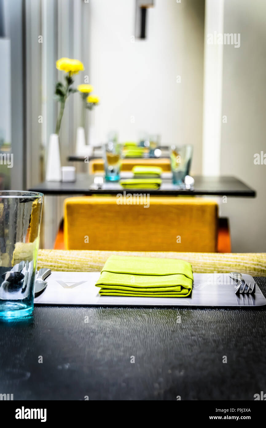 Table setting in casual dining restaurant Stock Photo - Alamy