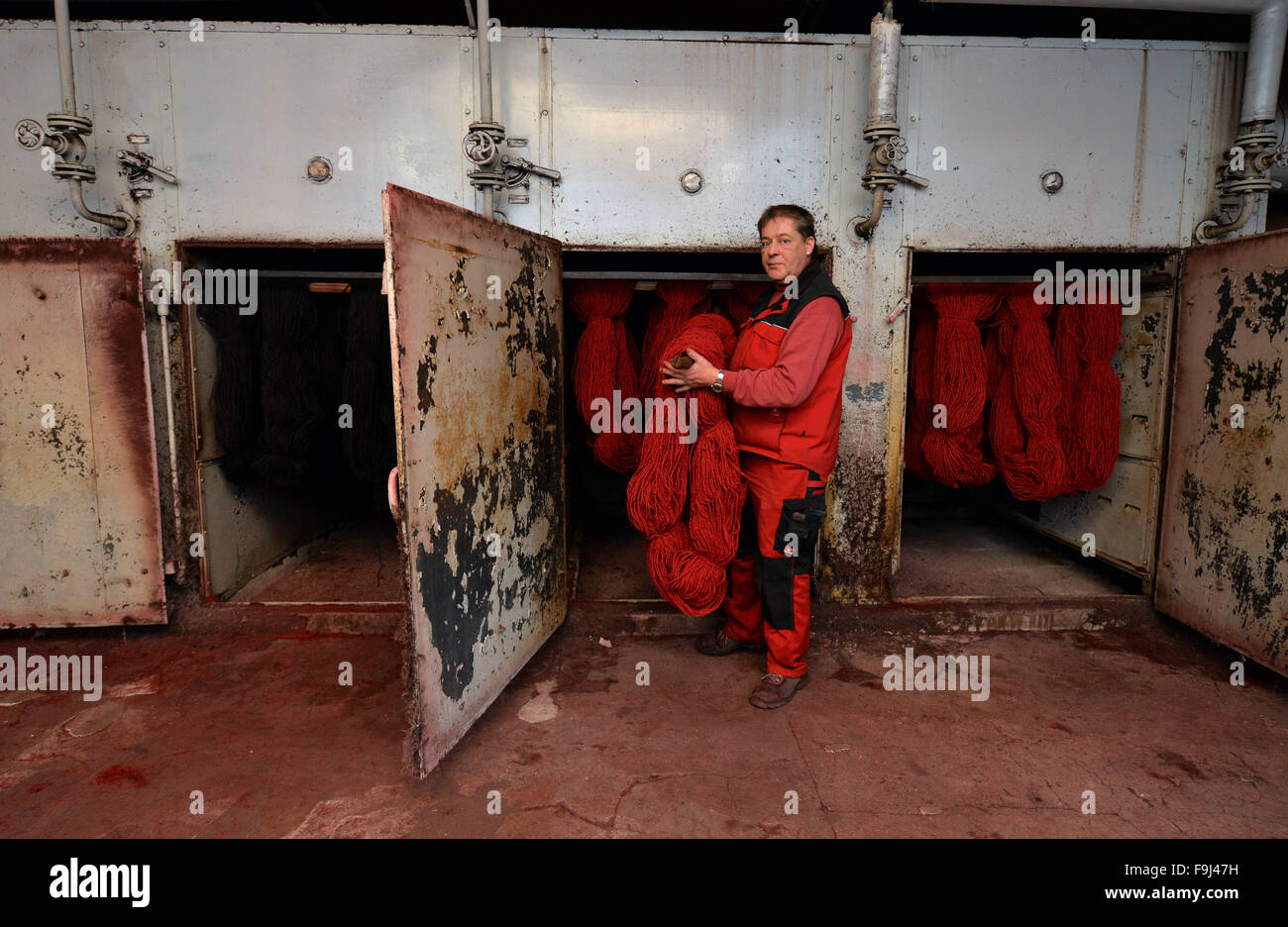Eisenschmitt, Germany. 28th Nov, 2015. Staff member Eric Ehlen takes a ...