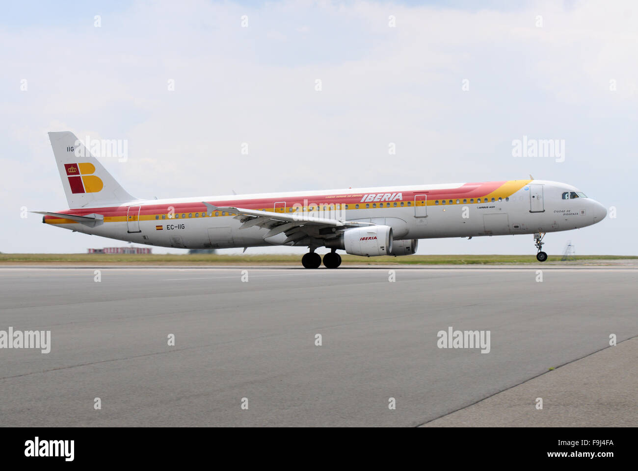 Iberia Airbus A321 landing Stock Photo - Alamy