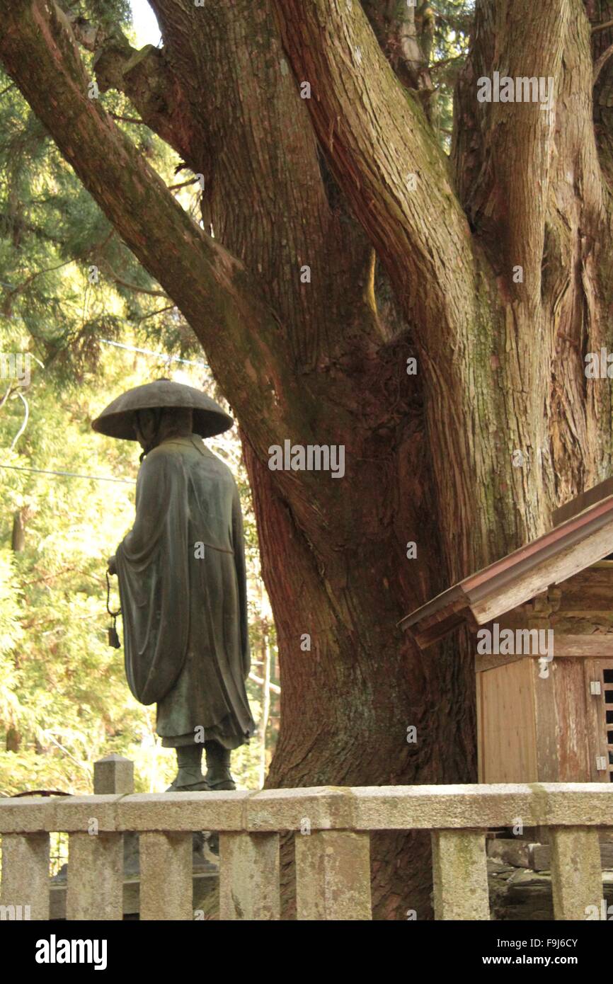standing statue of pilgrim next to tree Stock Photo - Alamy