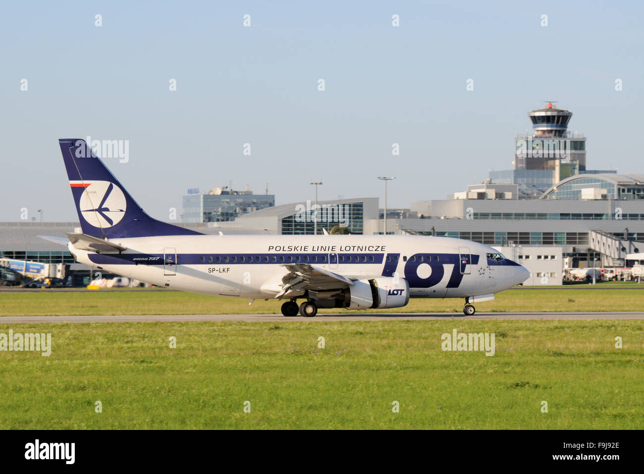 LOT / Polish Airlines Boeing 737-700 Reversing on a Runway in Prague ...