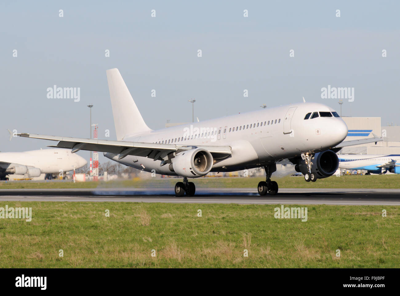 Plain white aircraft hi-res stock photography and images - Alamy