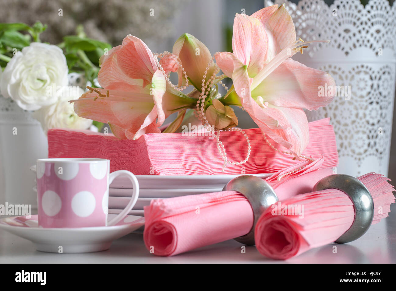 flower table setting Stock Photo - Alamy