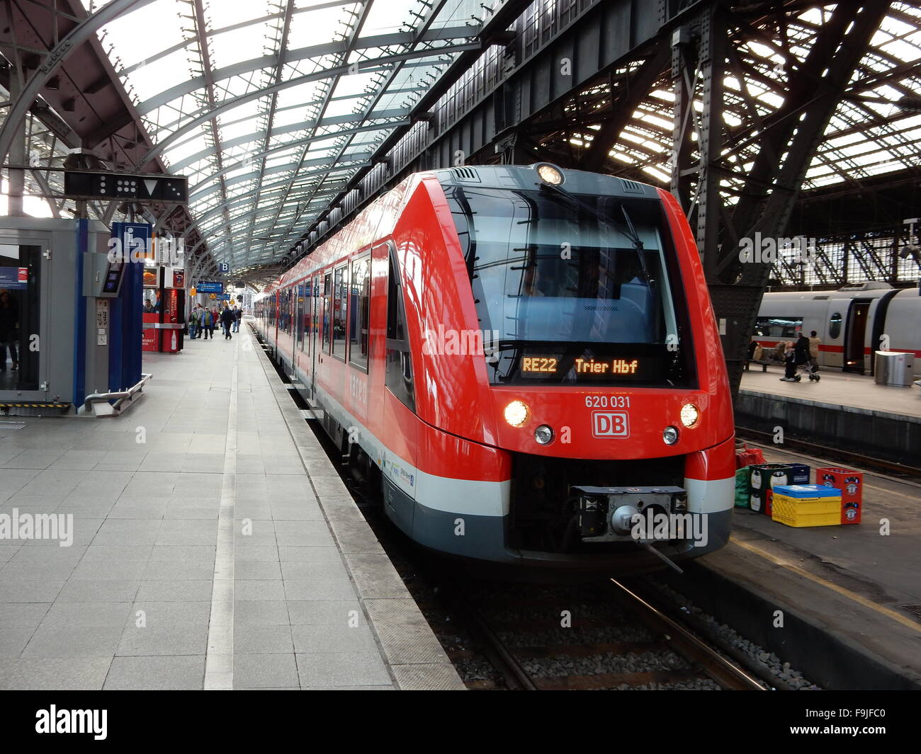 Central Station, Cologne, Germany, with a train at the platform Stock ...