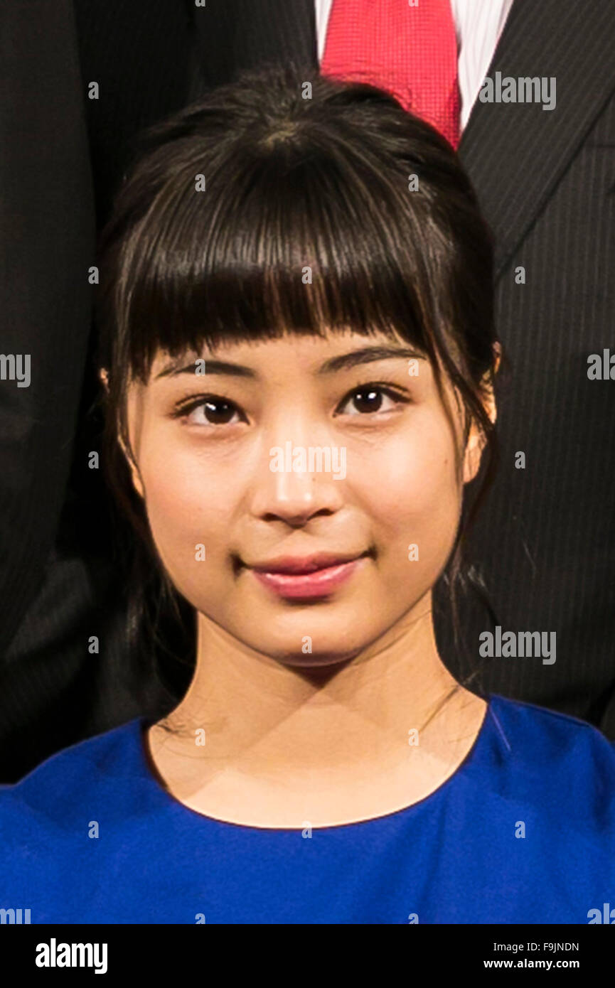 Suzu Hirose, Dec 16, 2015 : Actress Suzu Hirose receives the 40th Hochi ...