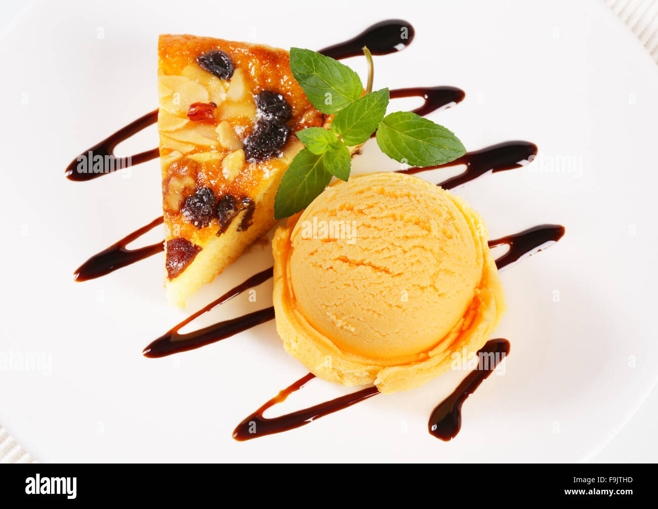 Lemon sauce sponge hi-res stock photography and images - Alamy