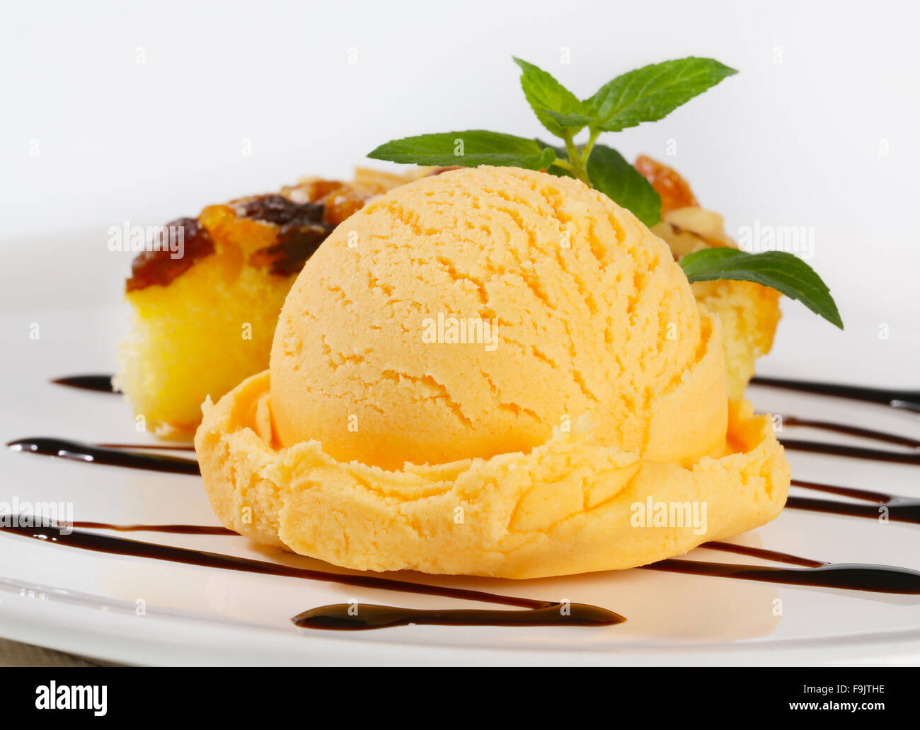 Lemon sauce sponge hi-res stock photography and images - Alamy